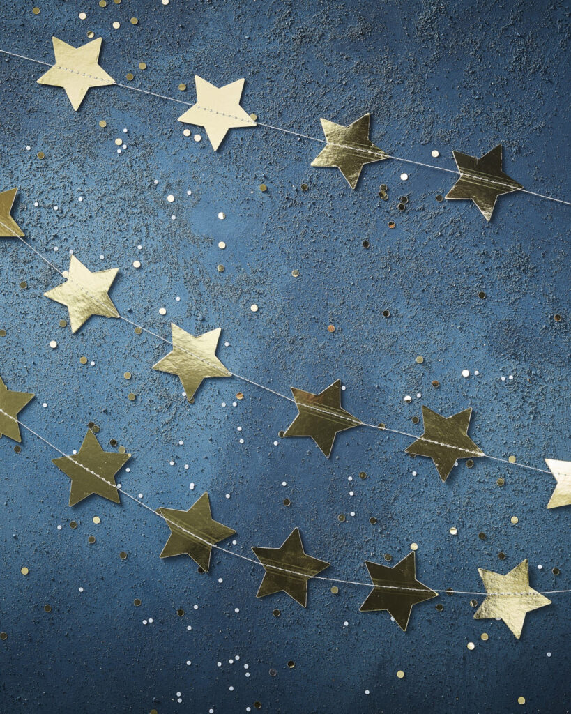 Guirlande med små guld stjerner - pynt til jul og nytår - Festissimo