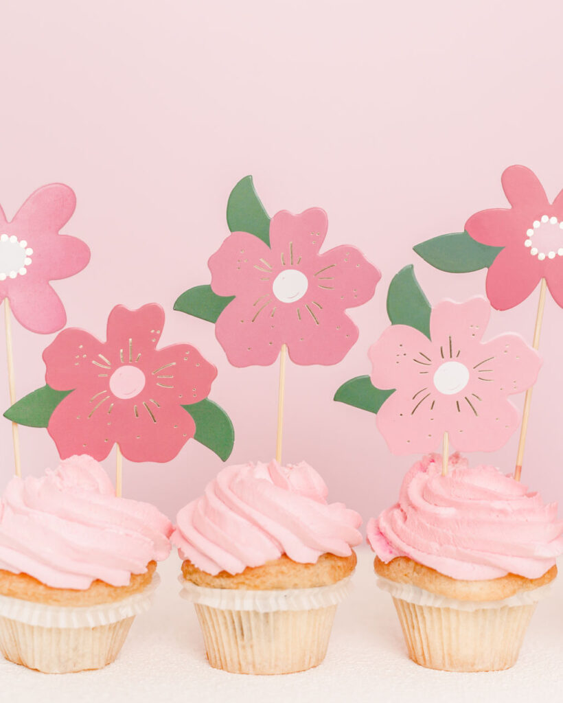 Blomster kagepynt på pinde - 8 stk. | Fin pynt til cupcakes og snacks